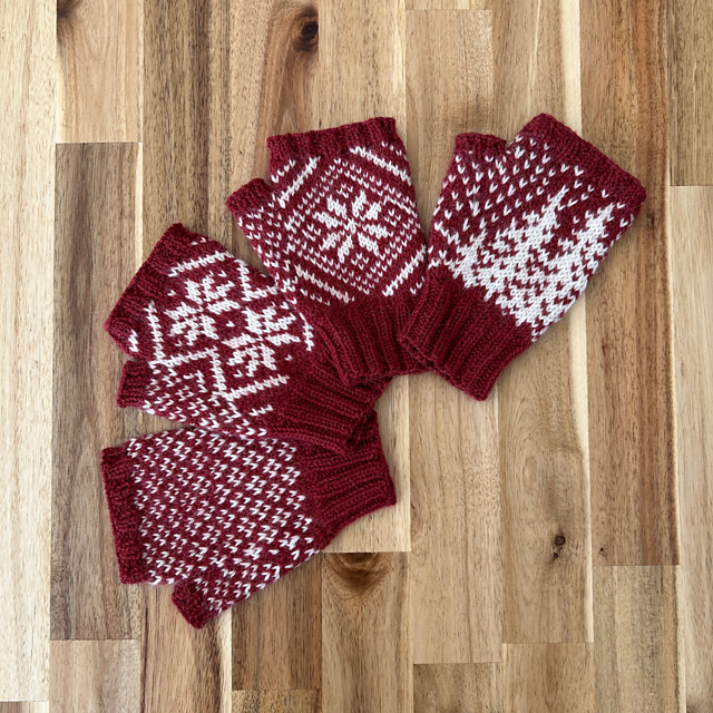 Ravelry: Winter is coming Mittens pattern by Beagle.knits