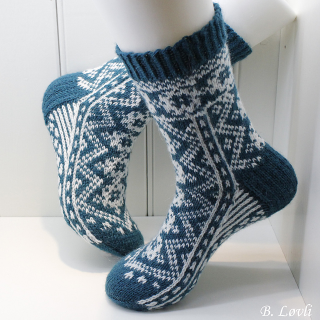 Ravelry: SnøRoser Sokker pattern by StrikkeBea