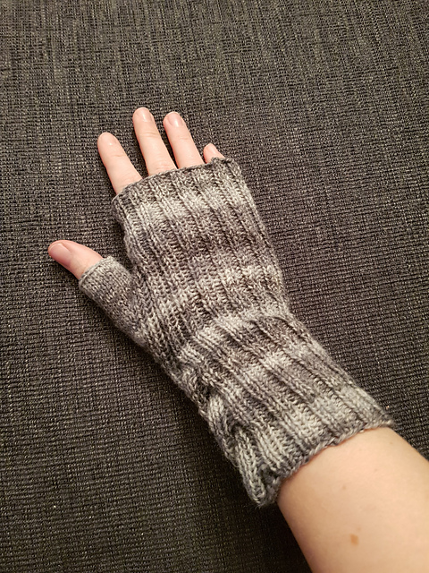 Ravelry: Alfrida Handledsvärmare pattern by Beatrice Halldén