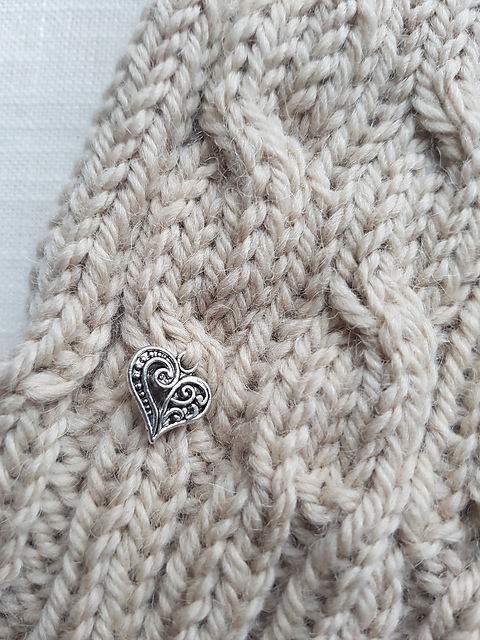 Ravelry: Votter med "lange" fletter, M/L pattern by Bente Andersen