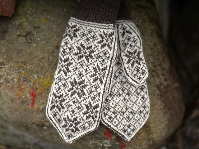 Ravelry: Rigel mittens pattern by Inger Berg