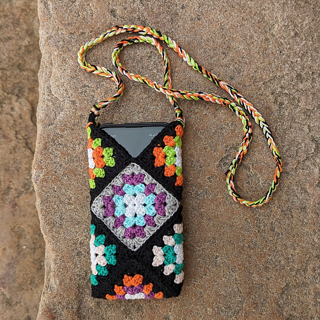 Ravelry: Calluna Phone Pouch pattern by Bi live