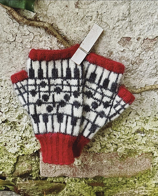 Ravelry: Music Mitts pattern by Birkastrikk