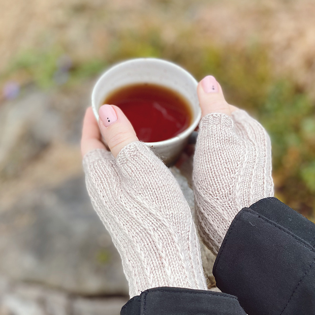 Ravelry: Elise Mitts pattern by Sara Stark