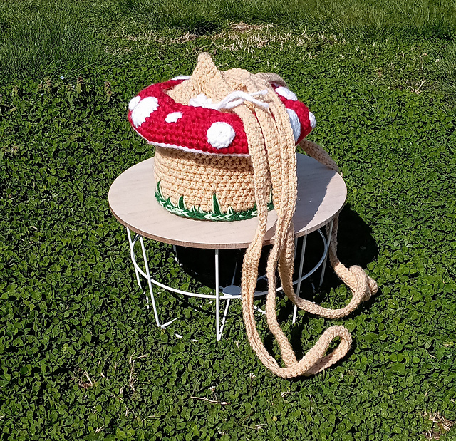 Ravelry: Mushroom Crossbody Dice Bag pattern by Krysta Mallory