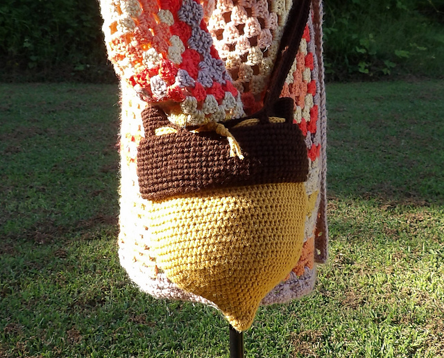 Ravelry: Acorn Crossbody Bag pattern by Krysta Mallory
