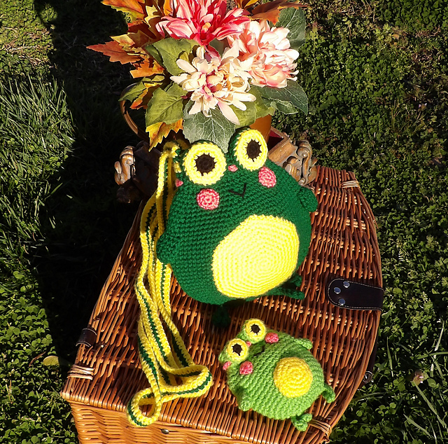 Ravelry: Frog Bags pattern by Krysta Mallory