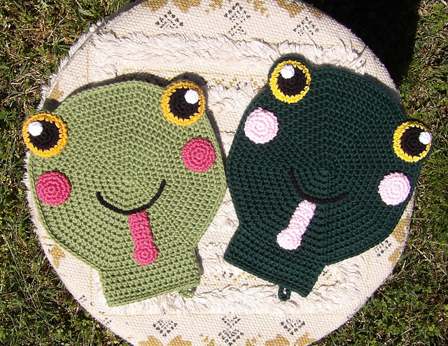 Ravelry: Frog Oven Mitt pattern by Krysta Mallory