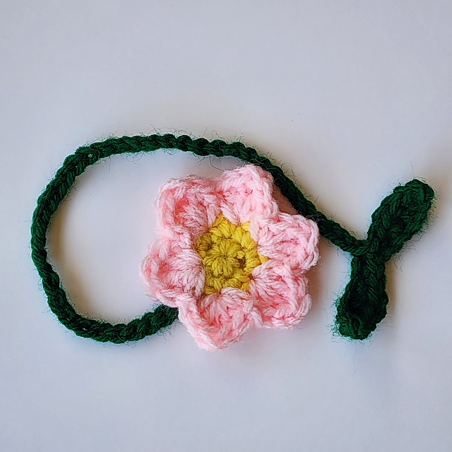 Ravelry: Flower Bookmark pattern by Gabrielle Casares