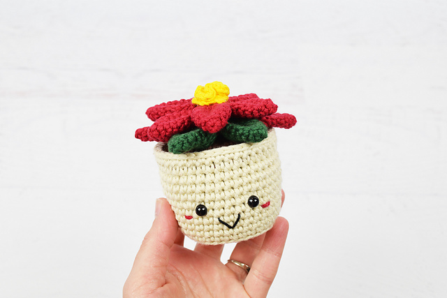Ravelry: Potted Poinsettia pattern by Yarn Blossom Boutique