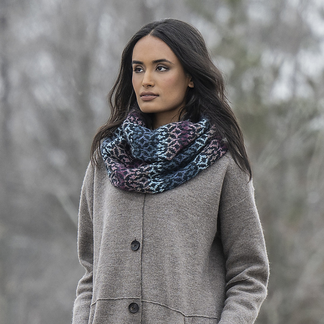 Ravelry: The North Star Cowl pattern by Tess Melnick