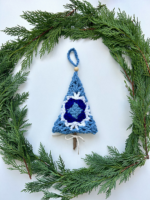 Ravelry: Granny Square Christmas Tree pattern by Veronika Cromwell