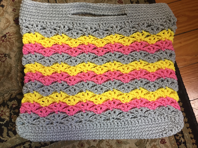 Ravelry: Chevron Shells Market Bag pattern by Amber Schaaf