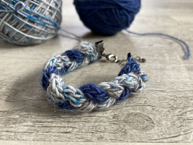 Ravelry: Bracelet tressé pattern by EV3