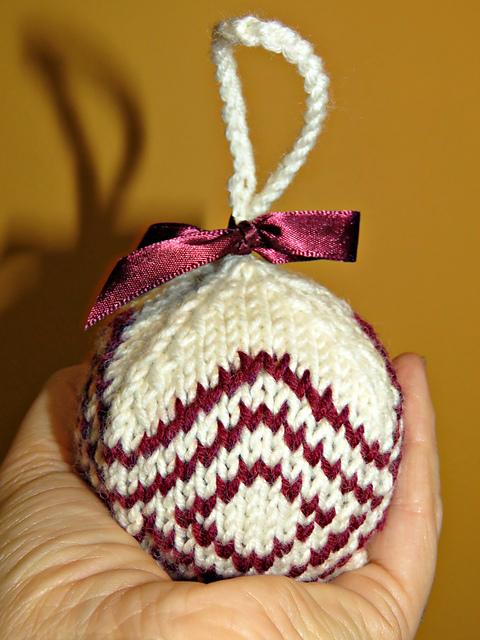 Ravelry: Retro-chic Christmas tree ball pattern by Bonny Bonafilla