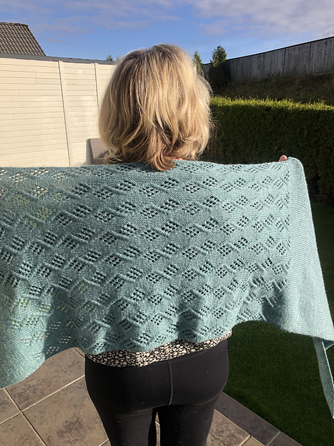 Ravelry: Beauty sjal pattern by Bodhil Vanvik Skjæveland