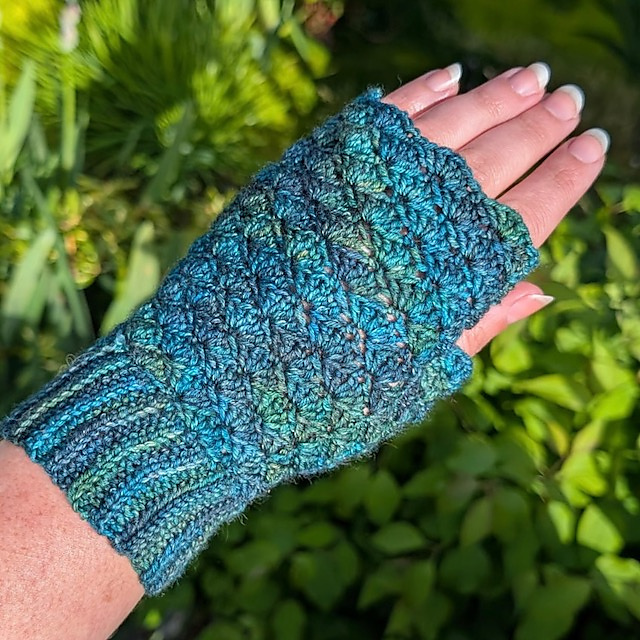 Ravelry: Mussel Shell Mitts pattern by Robin Lachnit