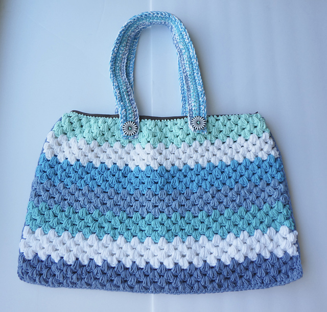 Ravelry: Beach Wave Tote Bag pattern by Laura Brian