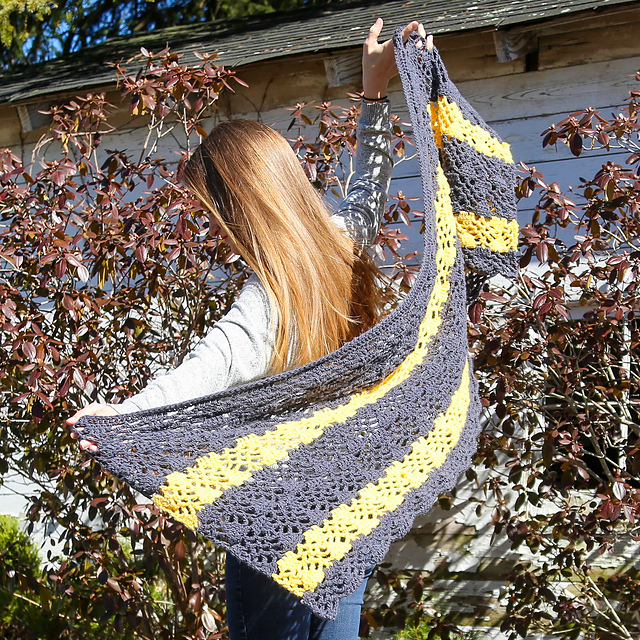 Ravelry: Leona Shawl pattern by Brianna Iaropoli