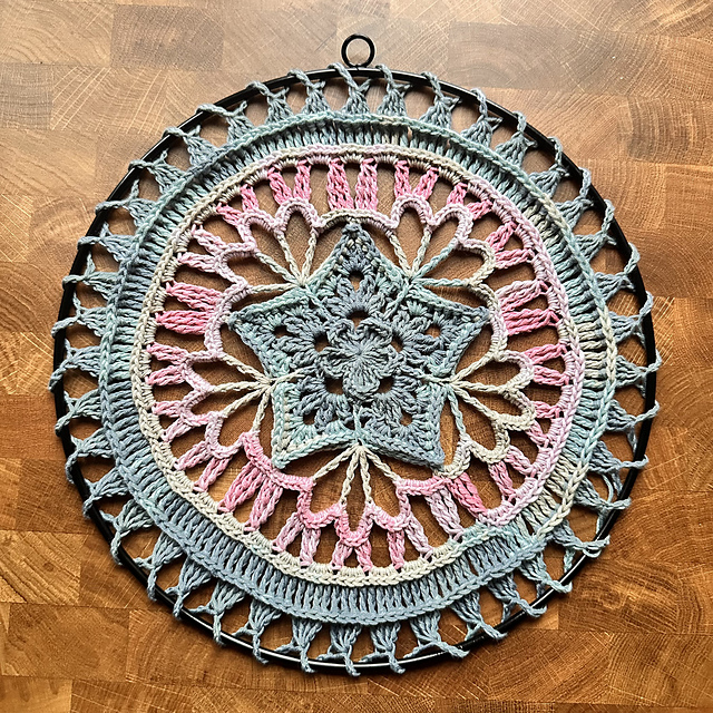 Ravelry: Star in the middle pattern by Sany (Sanita Brensone)