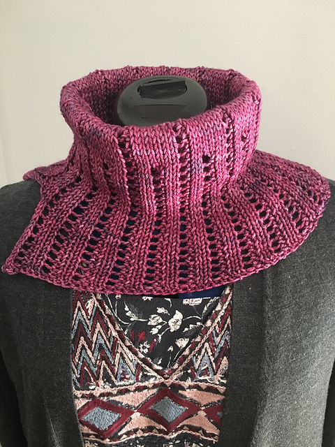Ravelry: Split Ribs Cowl pattern by Laura Heisler