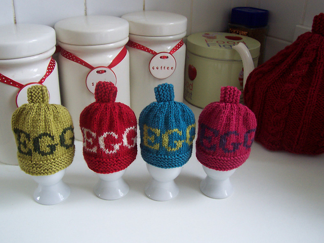 Ravelry: "Egg" Cosy pattern by Patricia Evans