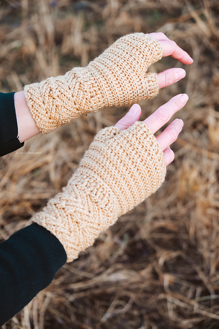 Ravelry: Chill Chai Crochet fingerless mittens pattern by Camilla Magnusson