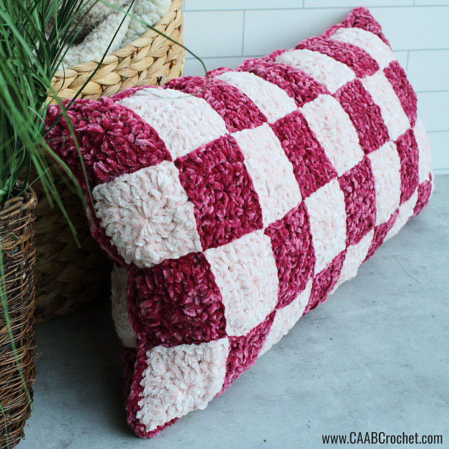 Ravelry: Checkered Lumbar Pillow pattern by Esther Thompson