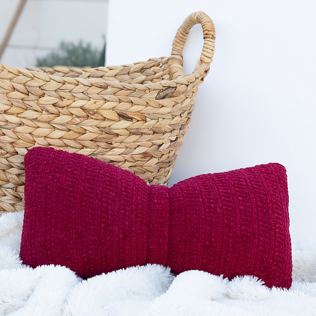 Ravelry: Bow Pillow pattern by Esther Thompson