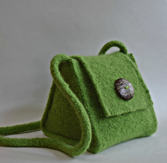 Ravelry: Triangle Felted Purse pattern by Cindy Pilon