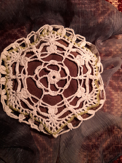 Ravelry: Sachet lace Round angles pattern by Natasha Condurachi