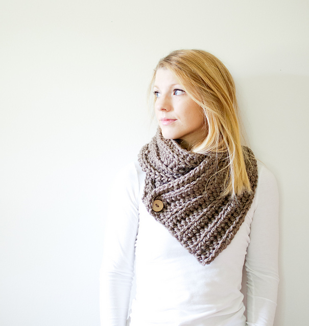 Ravelry: beginners ribbed button scarf pattern by Claire Borchardt