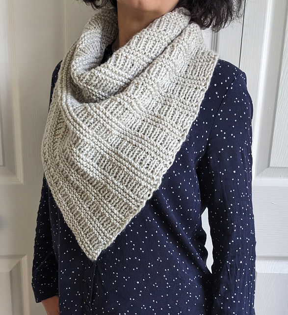 Ravelry: Knit Bit Bias Cowl pattern by Camelia Mit