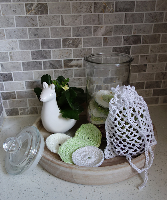 Ravelry: Round Face Pads pattern by Camelia Mit