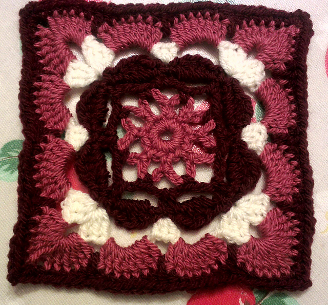 Ravelry: Scallop Flower Square pattern by Beverley Moffitt