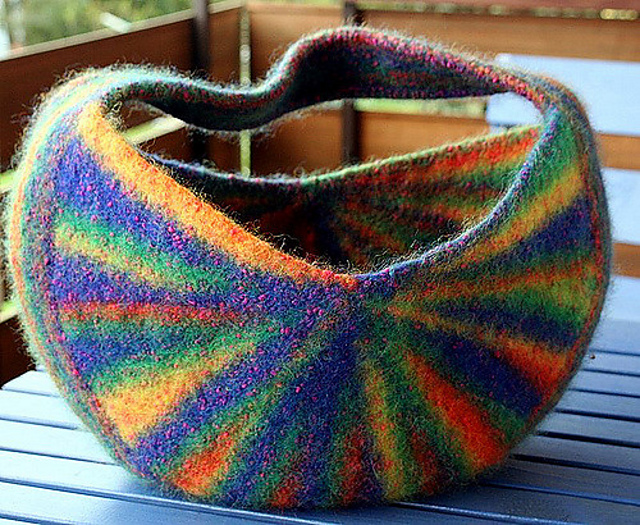 Ravelry: knitted and felted basket pattern by Beate Zäch