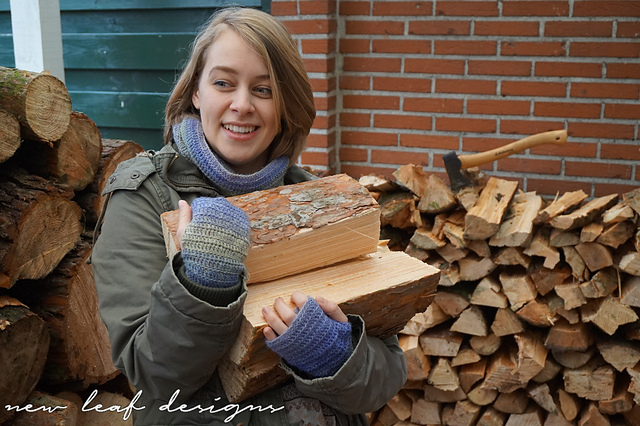 Ravelry: Timber Cowl and Wristies pattern by Carmen Jorissen