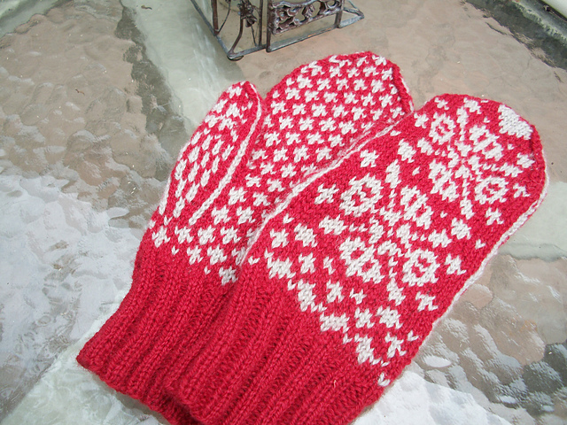 Ravelry: Phi-nomenal mittens pattern by Snowy Woods Knits