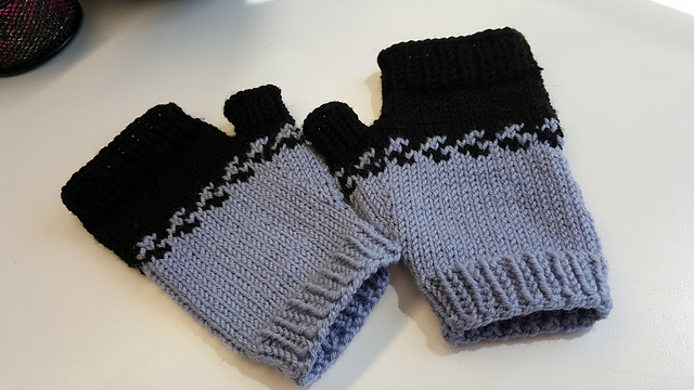 Ravelry: Simple Bi-Color Mitts pattern by Cathy Dages