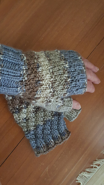 Ravelry: Spiral Mitts pattern by Cathy Dages