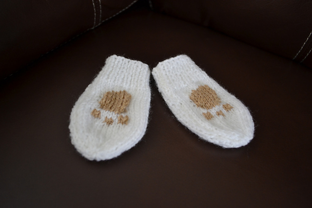 Ravelry: CazFergo's Paw print baby mittens