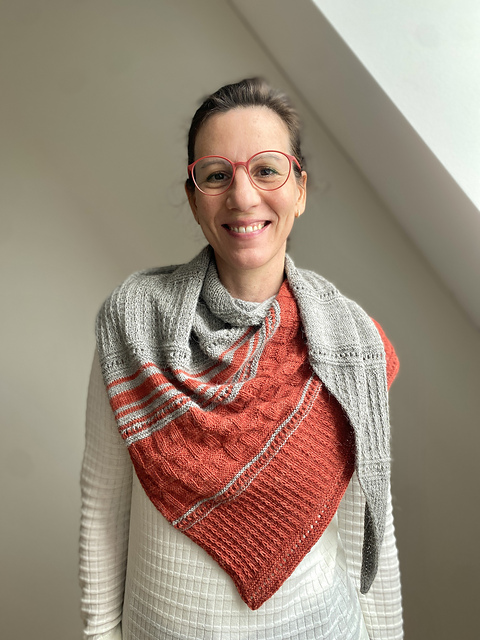 Ravelry: Thelma shawl pattern by Cécile Qui Tricote