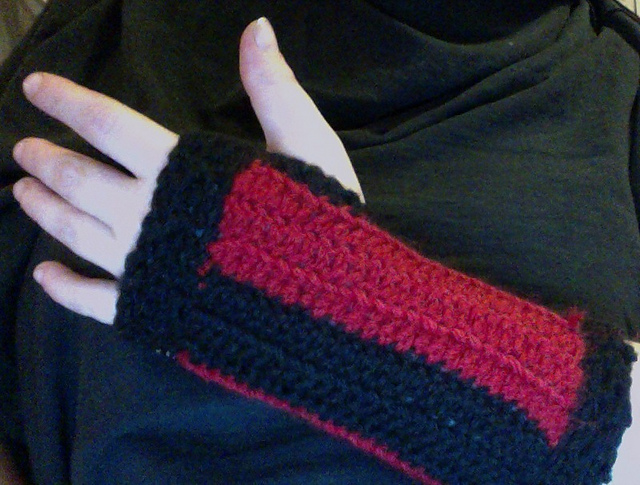 Ravelry: Two Color Fingerless Gloves pattern by Laurah J.
