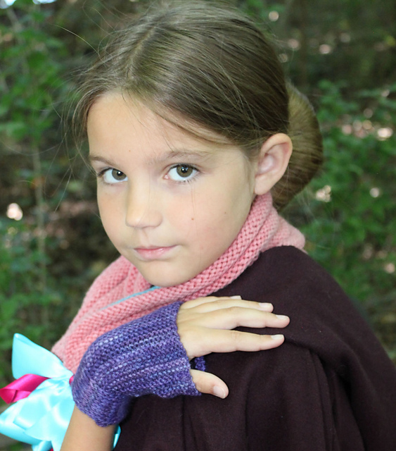 Ravelry: Victorian Another Pair of Muffatees pattern by Laura Bain