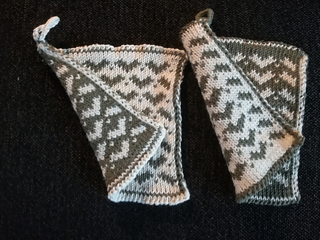 Ravelry: Hjärtan på rad pattern by Made By Chippzan