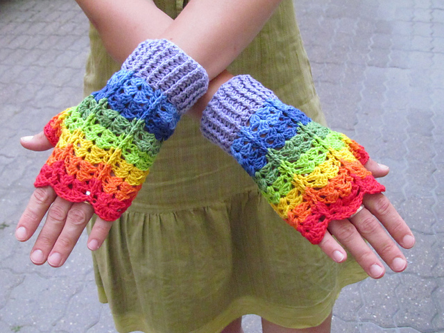Ravelry: Dorothy rainbow mittens pattern by Christy Cili