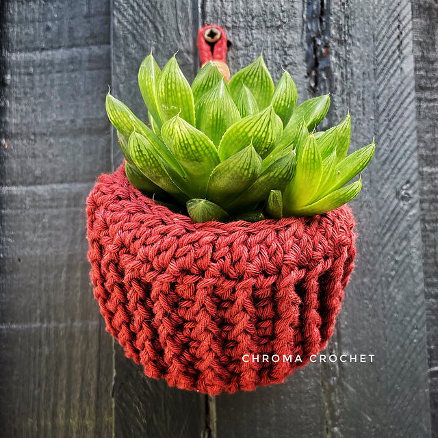 Ravelry: Ribbed Hanging Plant Pouch pattern by Munira Rasul