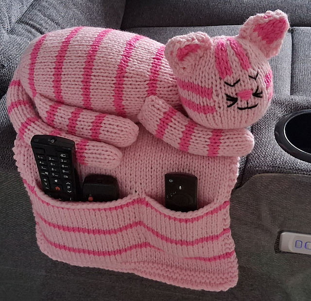 Ravelry: Cat armchair organiser pattern by Clickety clack creations