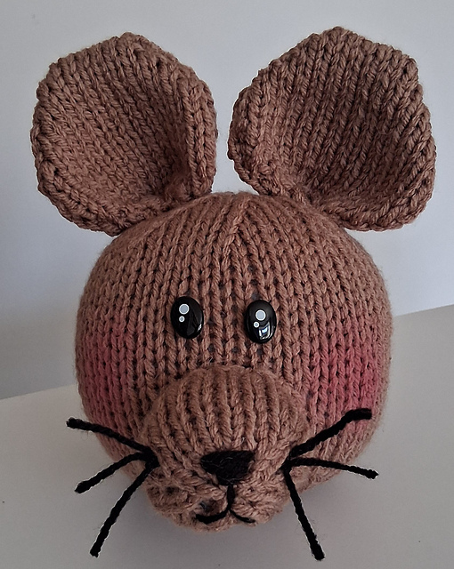 Ravelry: Mouse head spectacles holder pattern by Clickety clack creations