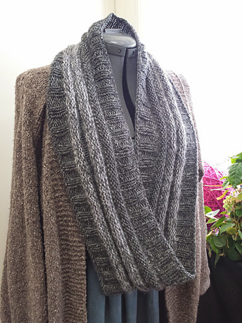 Ravelry: Luscious Moebius Cowl pattern by ColorWae